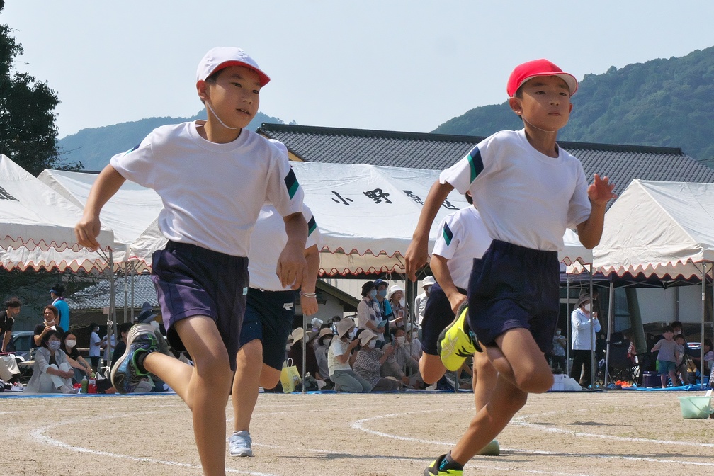 橘公民館 / R04年度（2022） / 20221002 橘町・橘小同運動会 / 14_小学年3・4年生徒歩 | 橘町メディアギャラリー