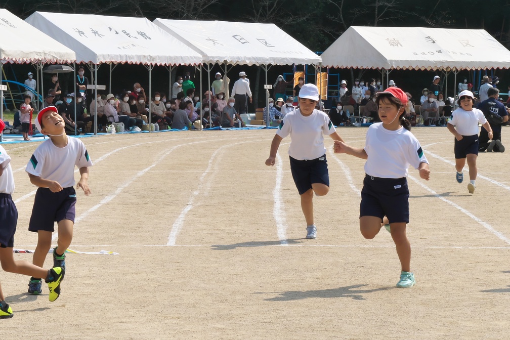 橘公民館 / R04年度（2022） / 20221002 橘町・橘小同運動会 / 14_小学年3・4年生徒歩 | 橘町メディアギャラリー