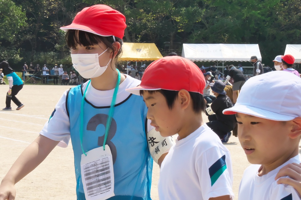 橘公民館 / R04年度（2022） / 20221002 橘町・橘小同運動会 / 14_小学年3・4年生徒歩 | 橘町メディアギャラリー