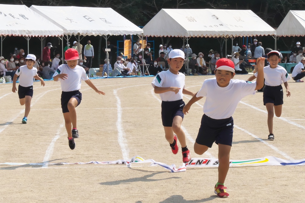 橘公民館 / R04年度（2022） / 20221002 橘町・橘小同運動会 / 14_小学年3・4年生徒歩 | 橘町メディアギャラリー