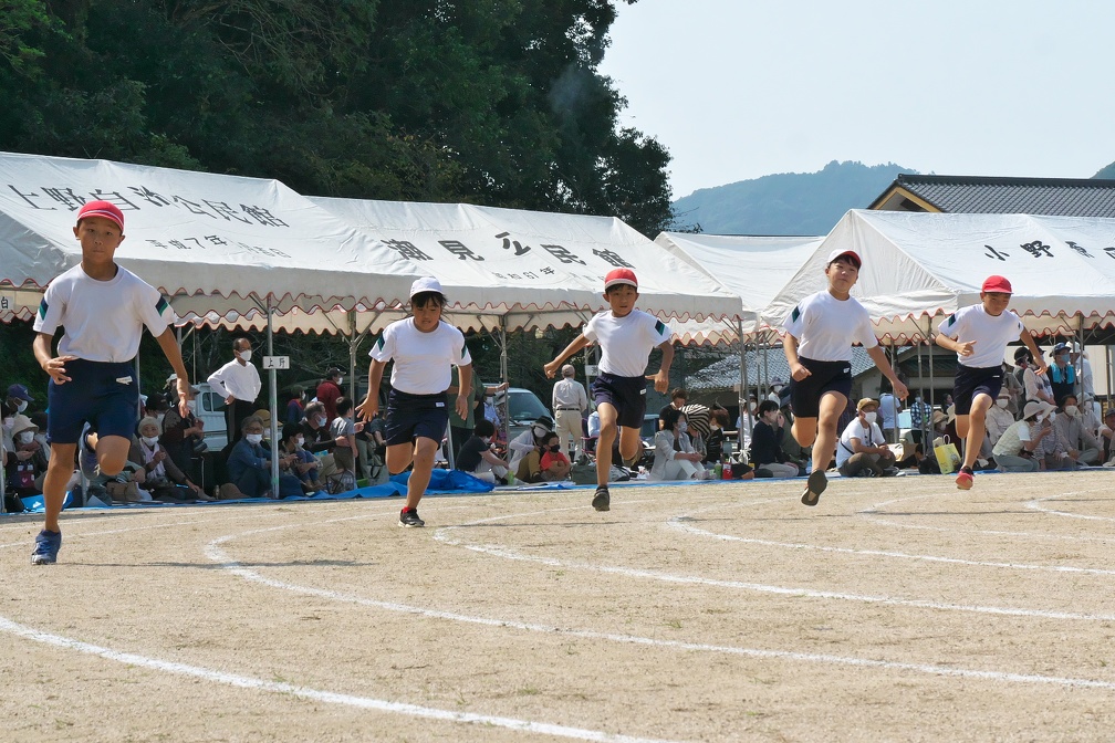 橘公民館 / R04年度（2022） / 20221002 橘町・橘小同運動会 / 14_小学年3・4年生徒歩 | 橘町メディアギャラリー