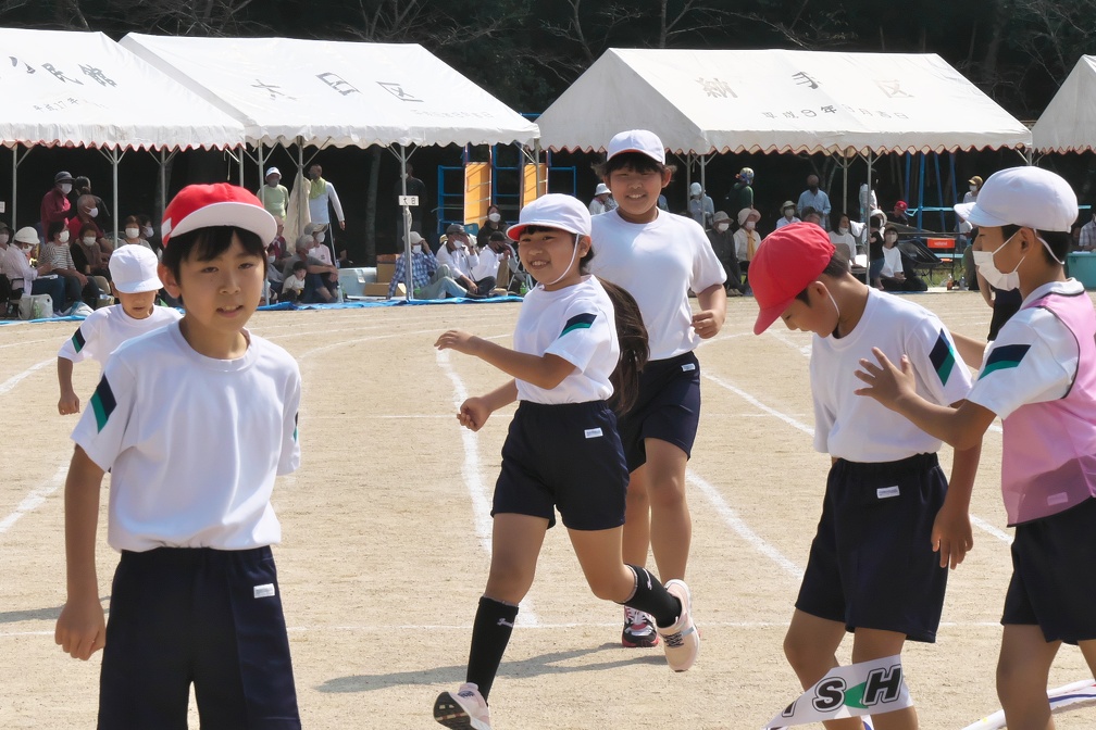 橘公民館 / R04年度（2022） / 20221002 橘町・橘小同運動会 / 14_小学年3・4年生徒歩 | 橘町メディアギャラリー